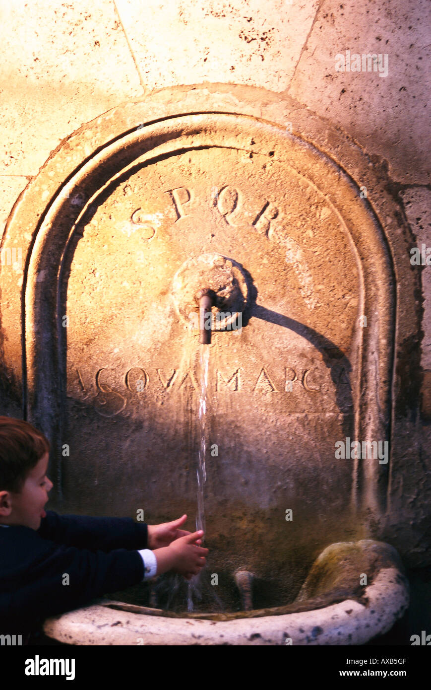 Roman fountain hi-res stock photography and images - Alamy