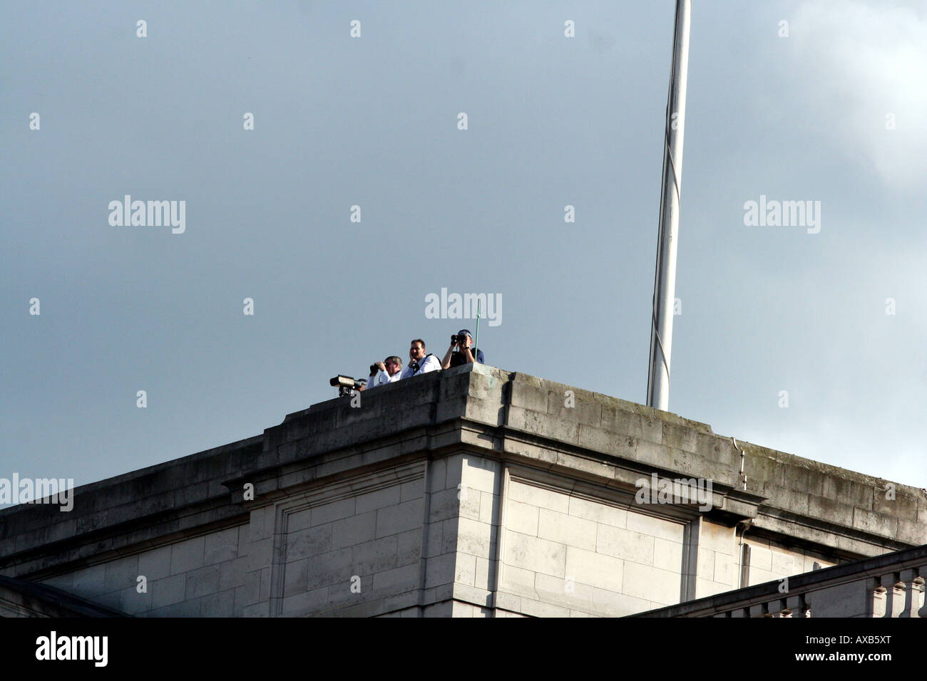Buckingham palace roof hi-res stock photography and images - Alamy