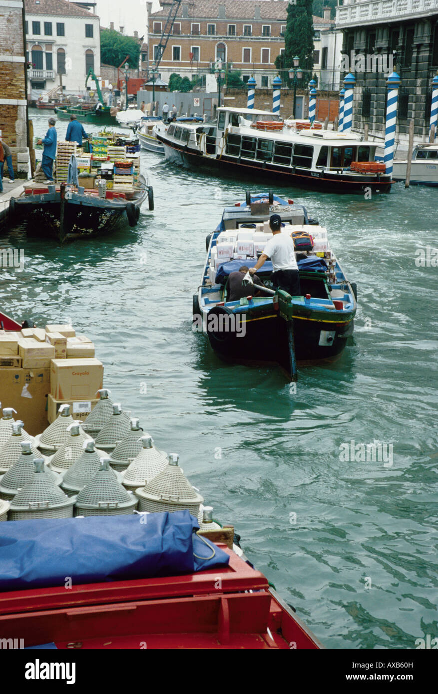 Loaded barges hi-res stock photography and images - Alamy