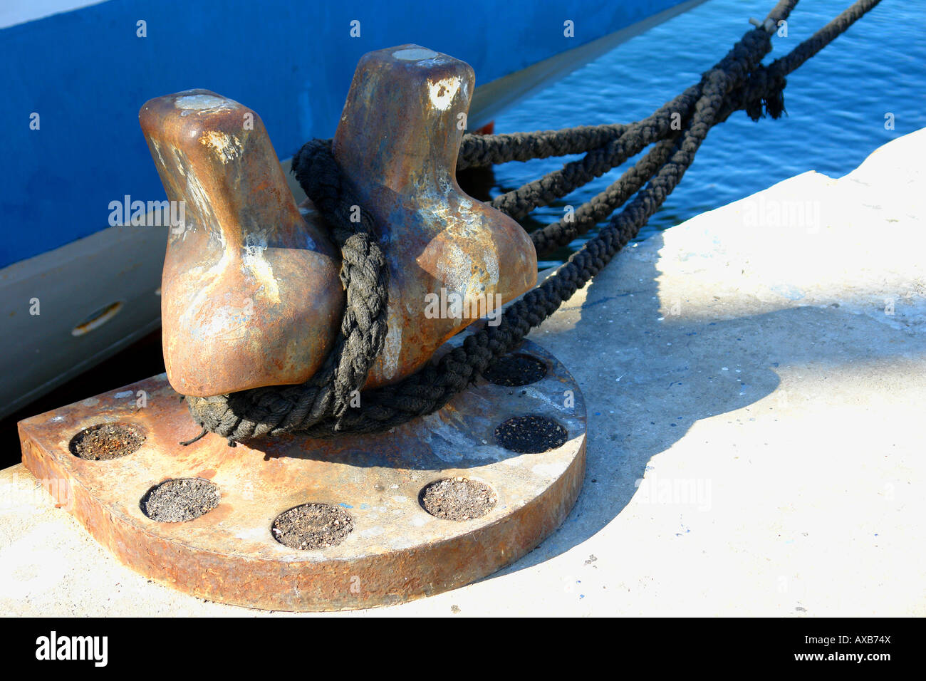 Boat rope anchored Stock Photo - Alamy
