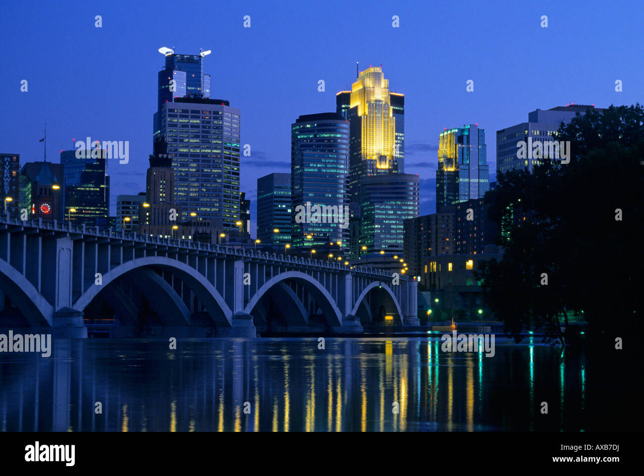 SKYLINE OF MINNEAPOLIS, MINNESOTA AND THIRD AVENUE BRIDGE OVER THE ...