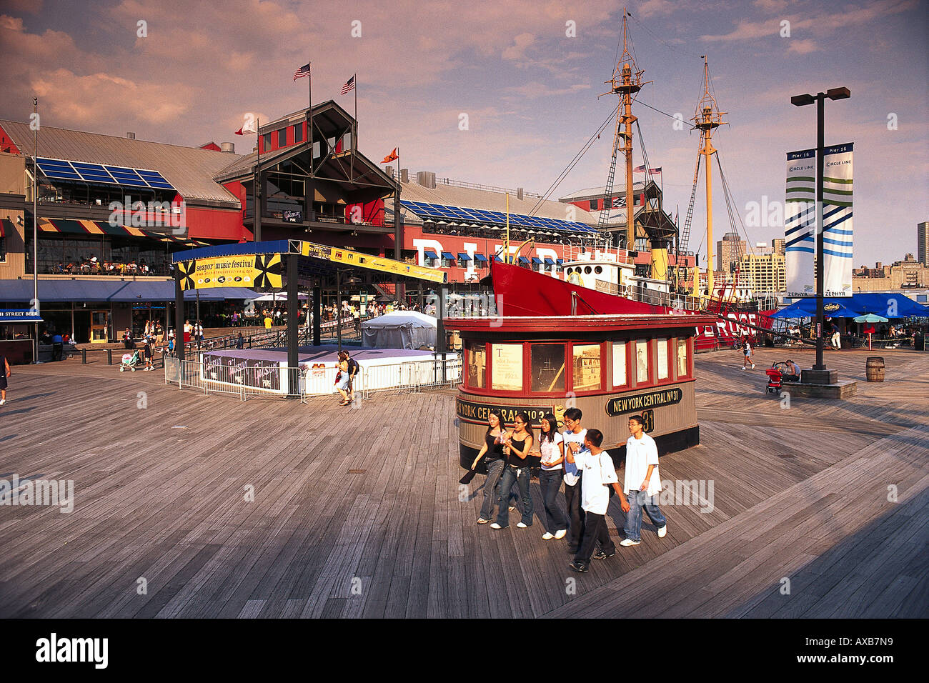 New york manhattan pier 17 harbour port hi-res stock photography and ...