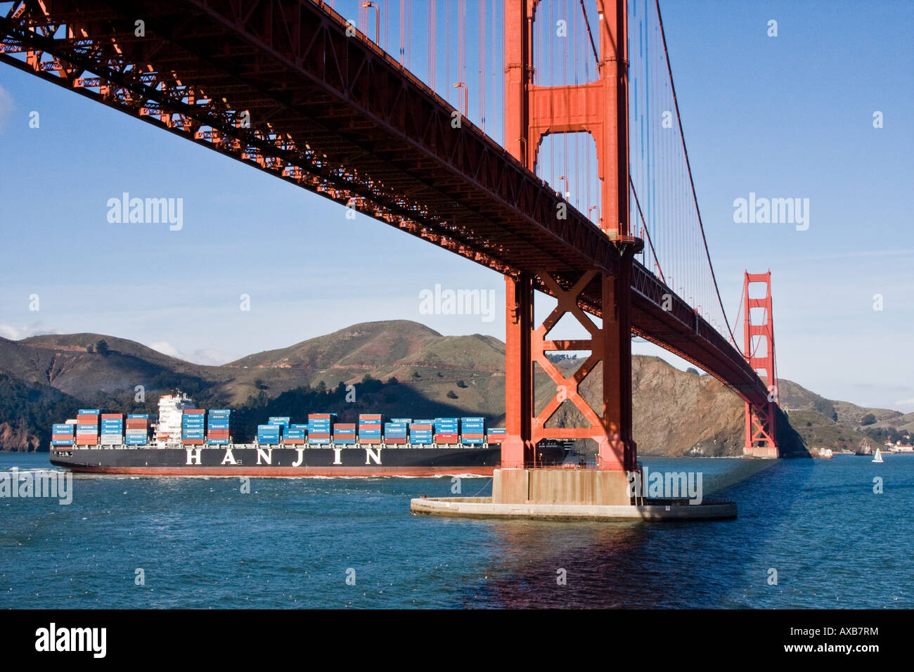 Korean container ship entering San Francisco bay passing under Golden ...