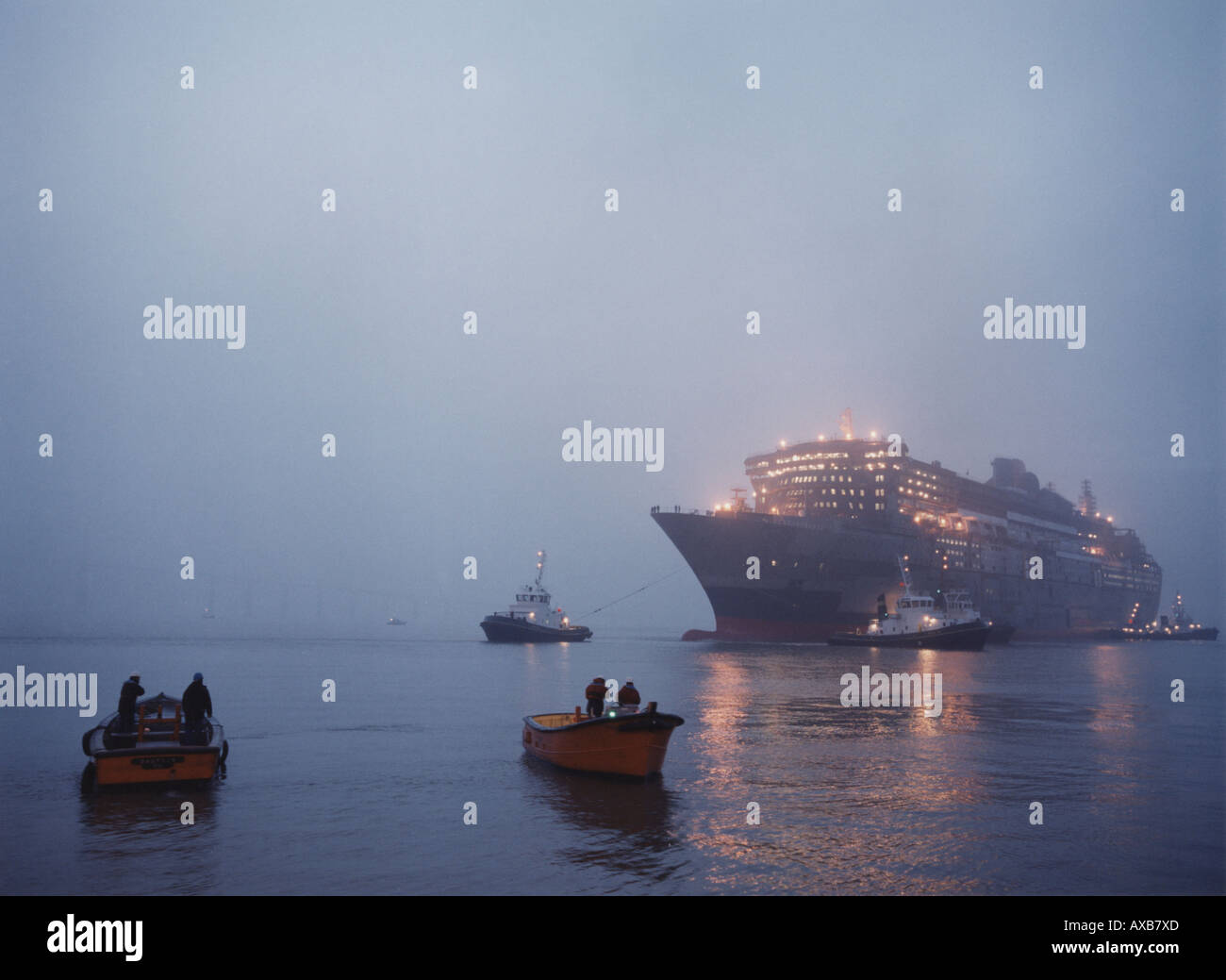 Queen Mary 2, Shipyard in Saint-Nazaire, Erste Fahrt vom Trockendock ...