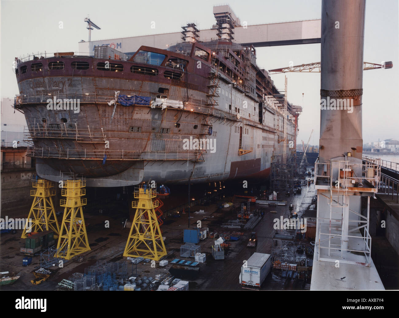 Queen Mary 2, Shipyard in Saint-Nazaire, Buch S. 26, 27 Stock Photo - Alamy
