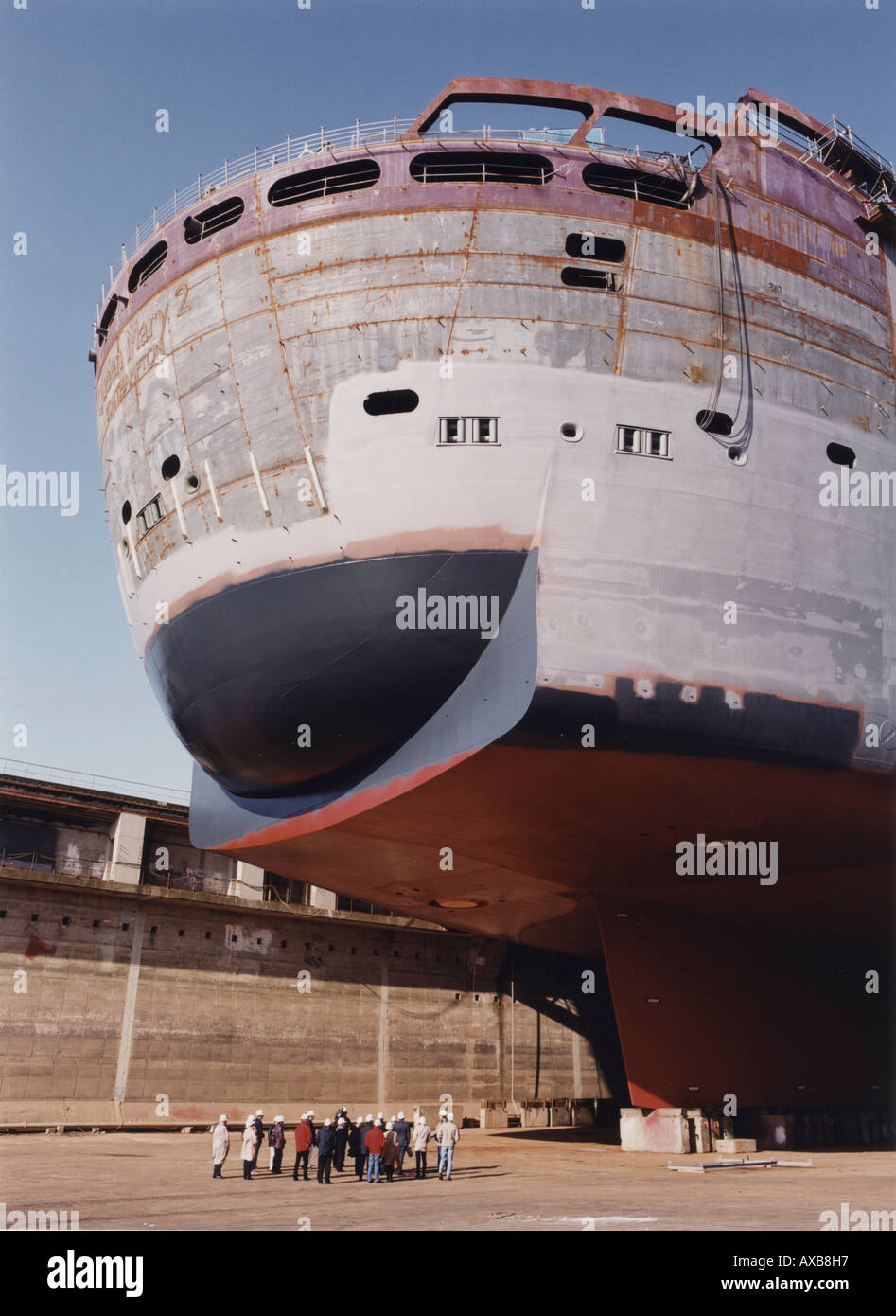 Shipbuilding, Queen Mary 2, Shipyard in Saint-Nazaire, France, Buch ...