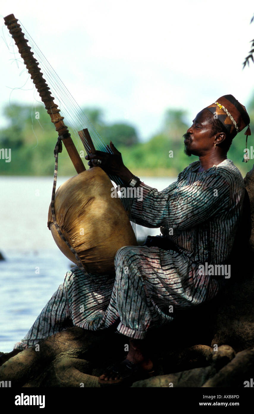 People playing harp hi-res stock photography and images - Alamy