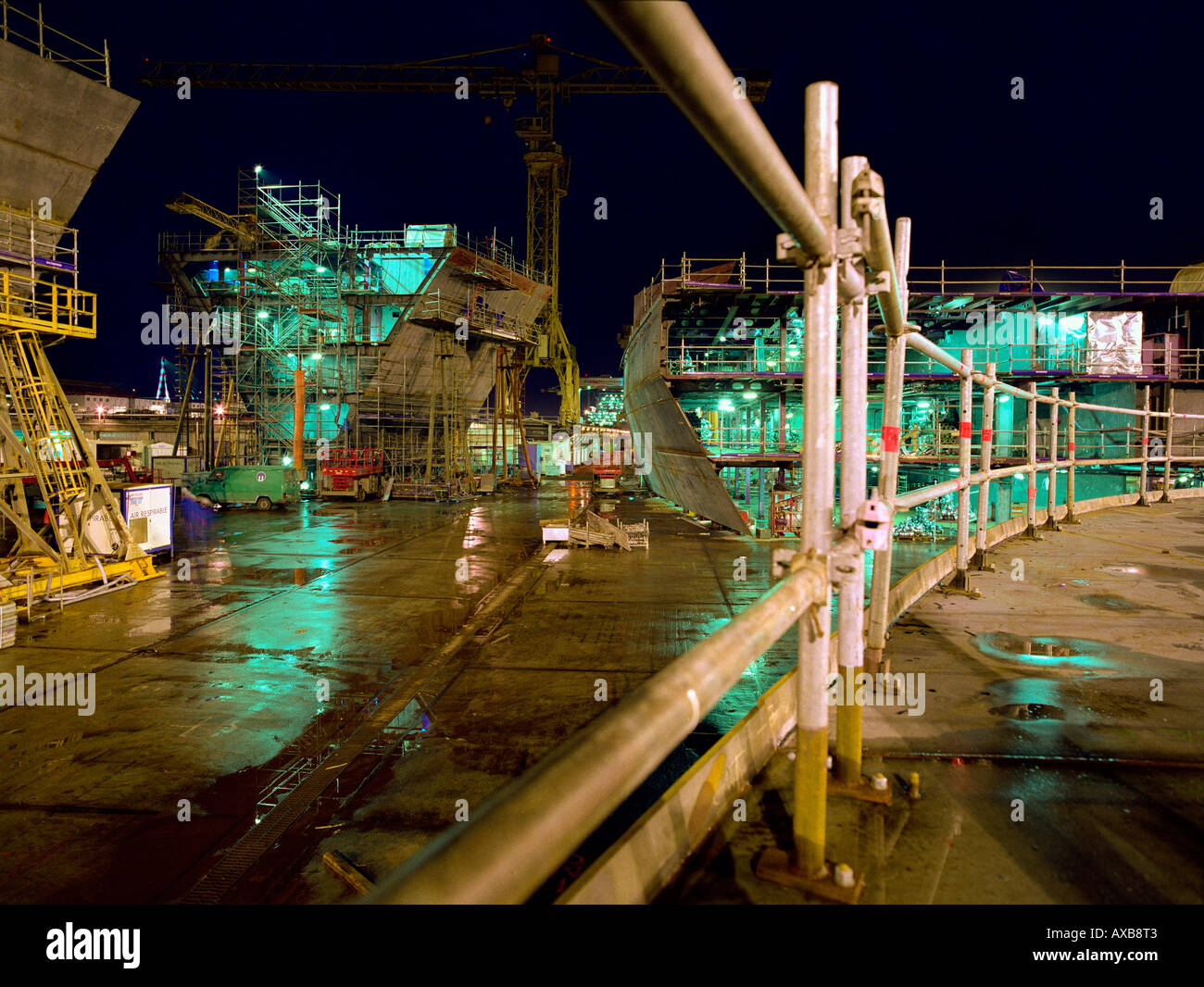 Shipbuilding round the clock, Queen Mary 2, Dockyard, Dry dock, Saint ...