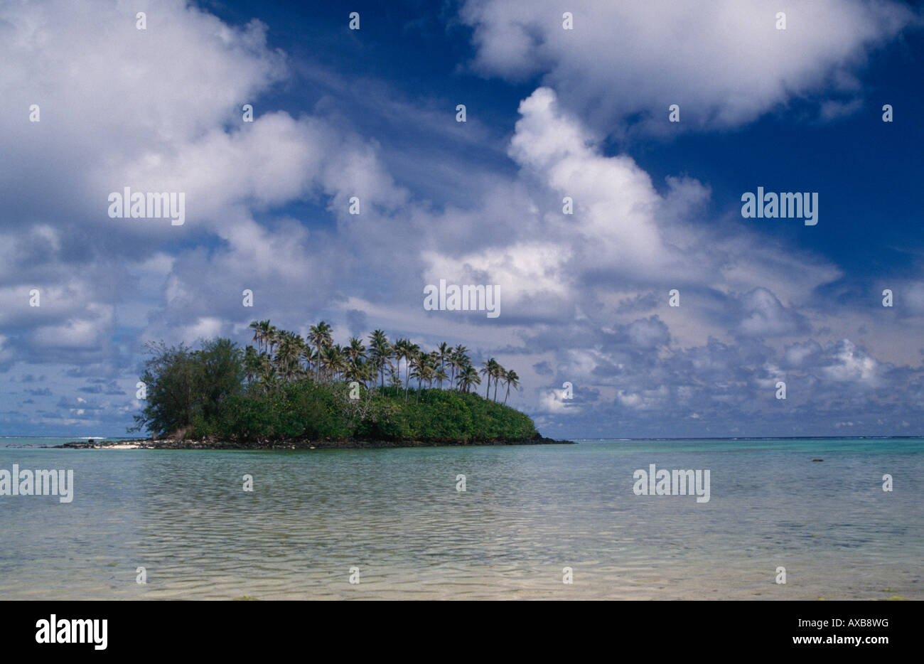 Island off Rarotonga reef Stock Photo - Alamy