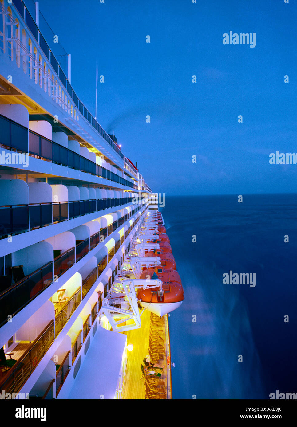 The queen mary 2 hi-res stock photography and images - Alamy