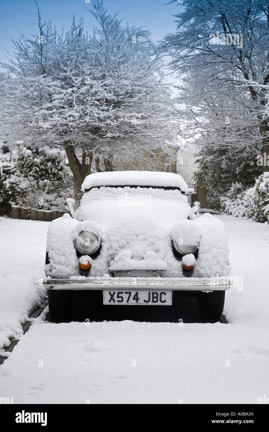 Morgan 4/4 Sports Car covered in snow Stock Photo - Alamy