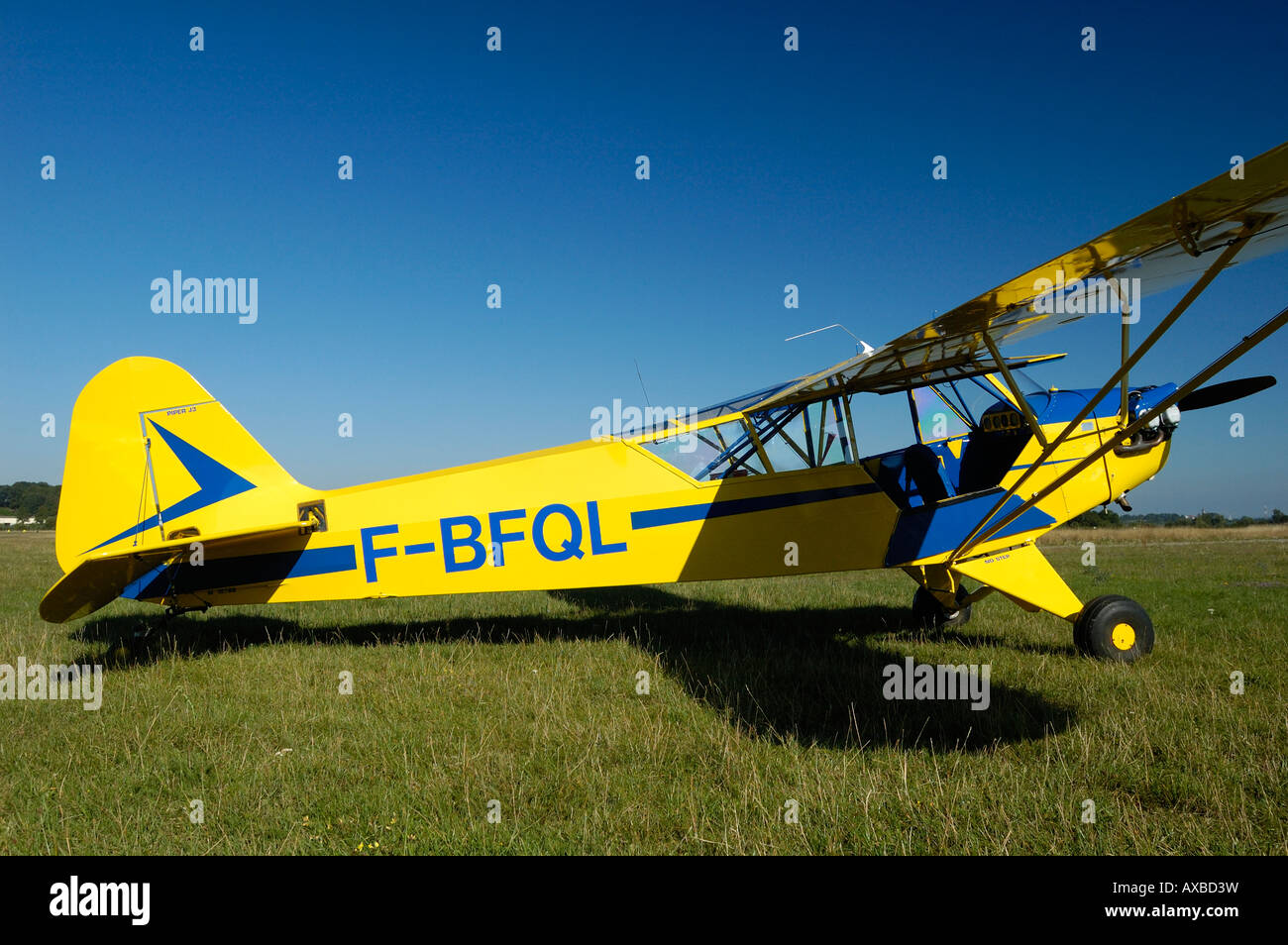Piper cub airplane historic hi-res stock photography and images - Alamy