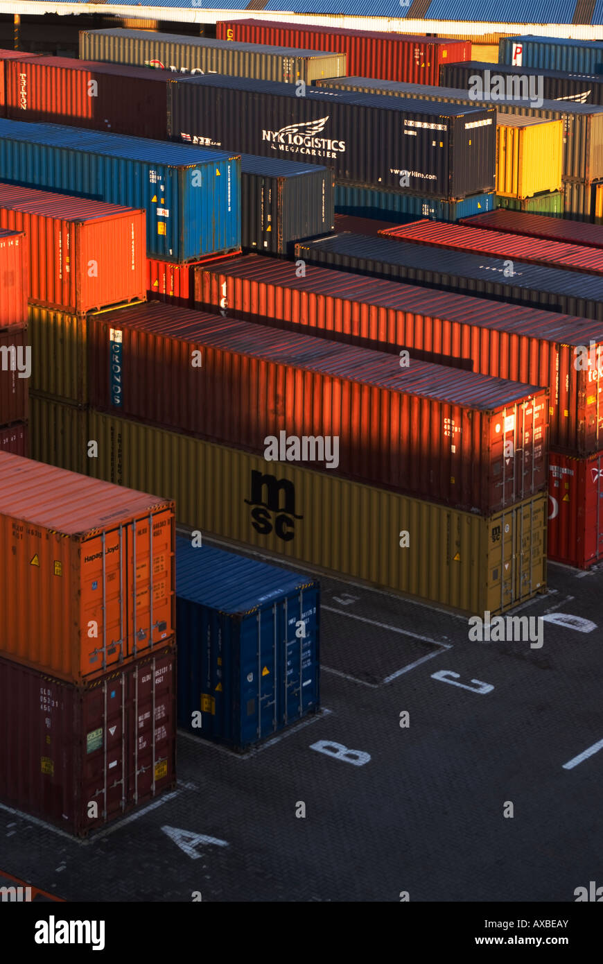 Standardised containers hi-res stock photography and images - Alamy