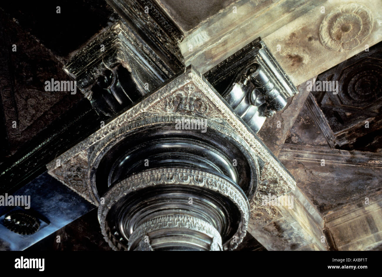 Hanamkondra (India) Thousand pillared temple interior pillars detail ...