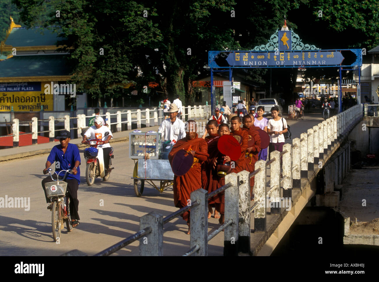 Thai and Burmese people, border crossing, crossing border, Myanmar ...