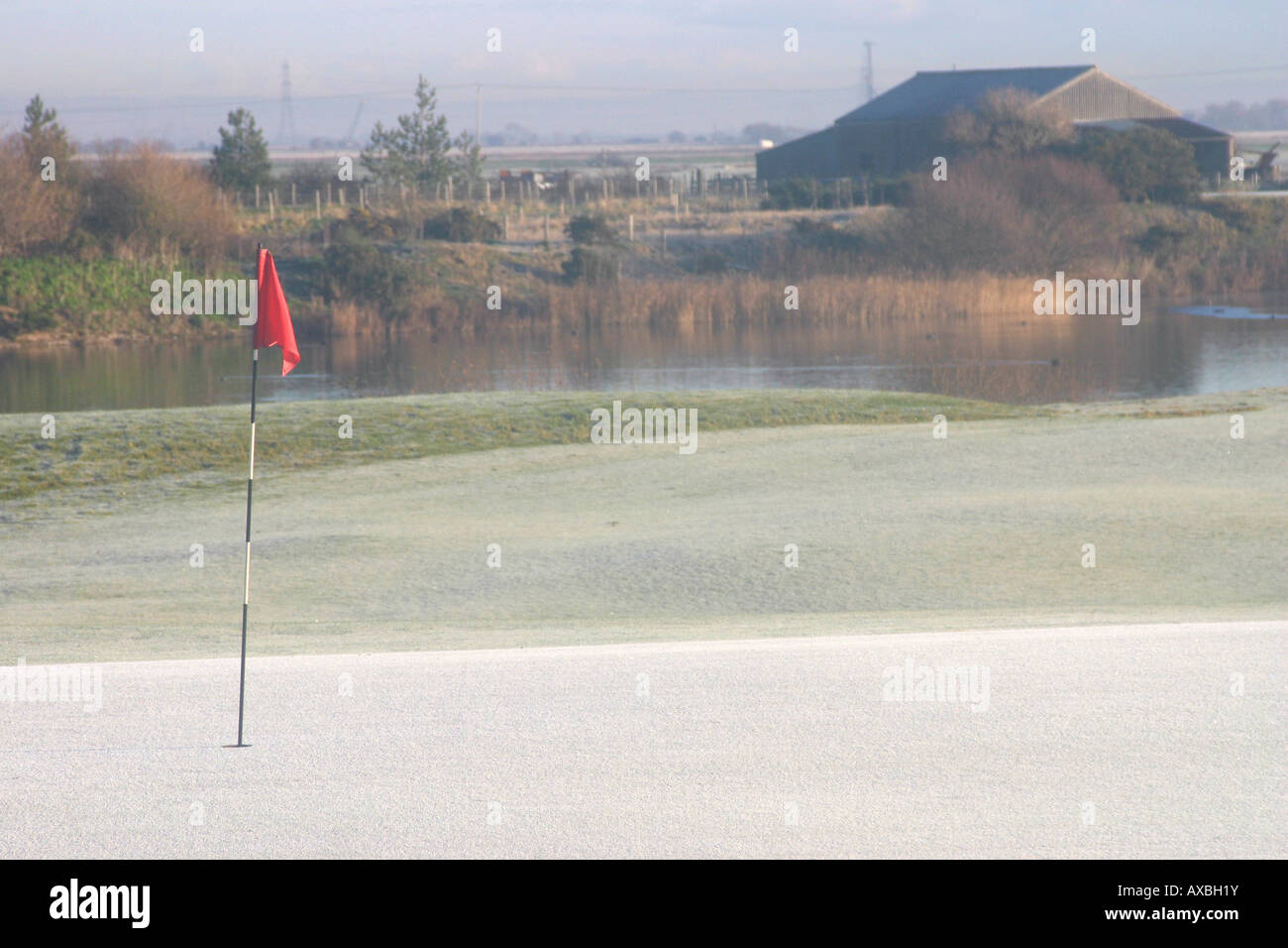 Golf course green flag hi-res stock photography and images - Alamy