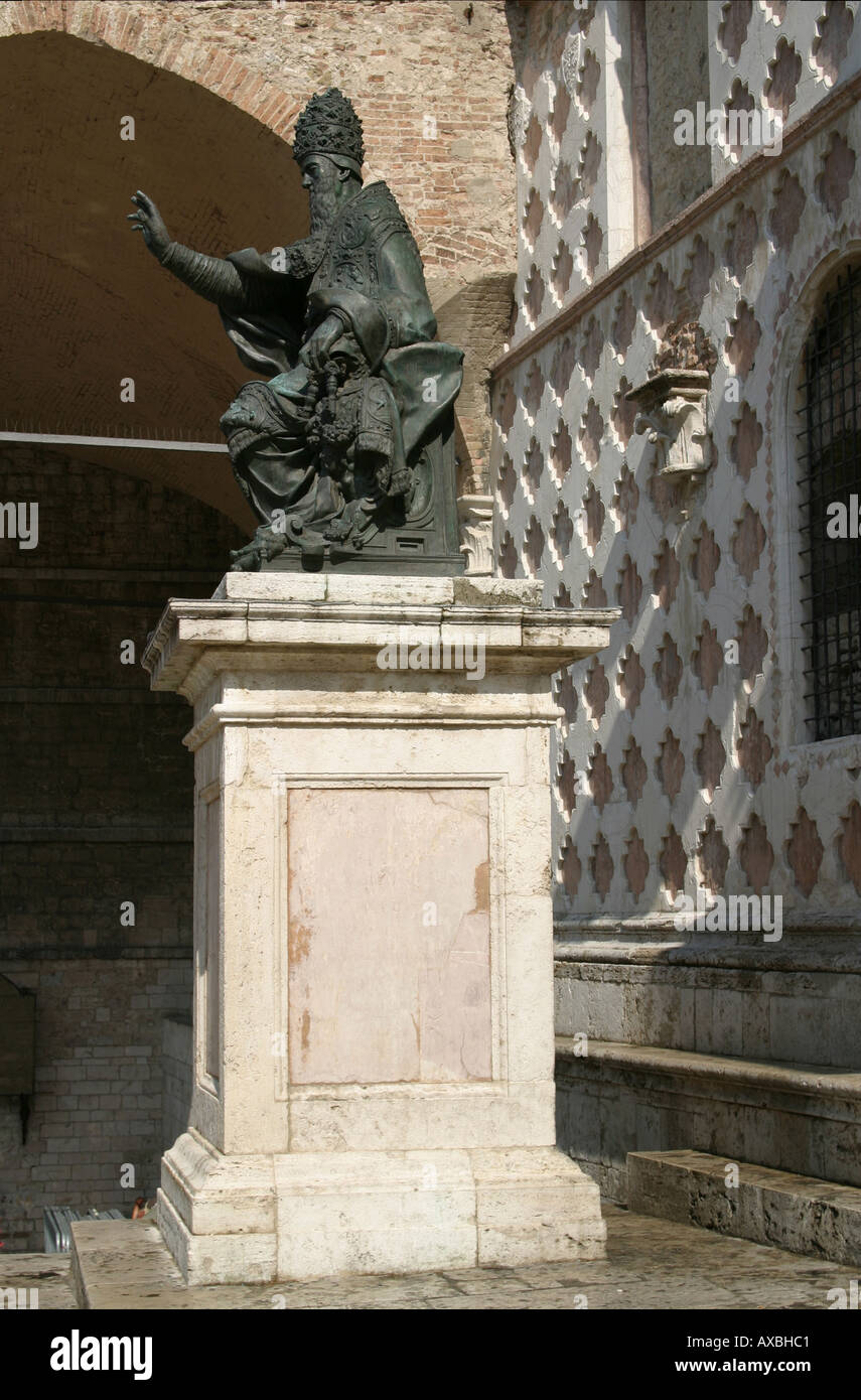 Statue of Pope Julius III the third outside the Duomo Perugia Umbria ...