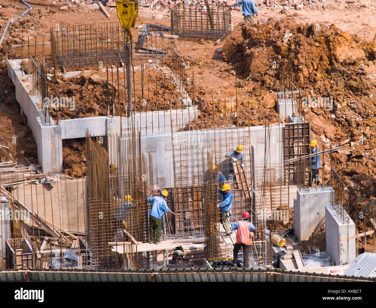 Construction labourers work hi-res stock photography and images - Alamy