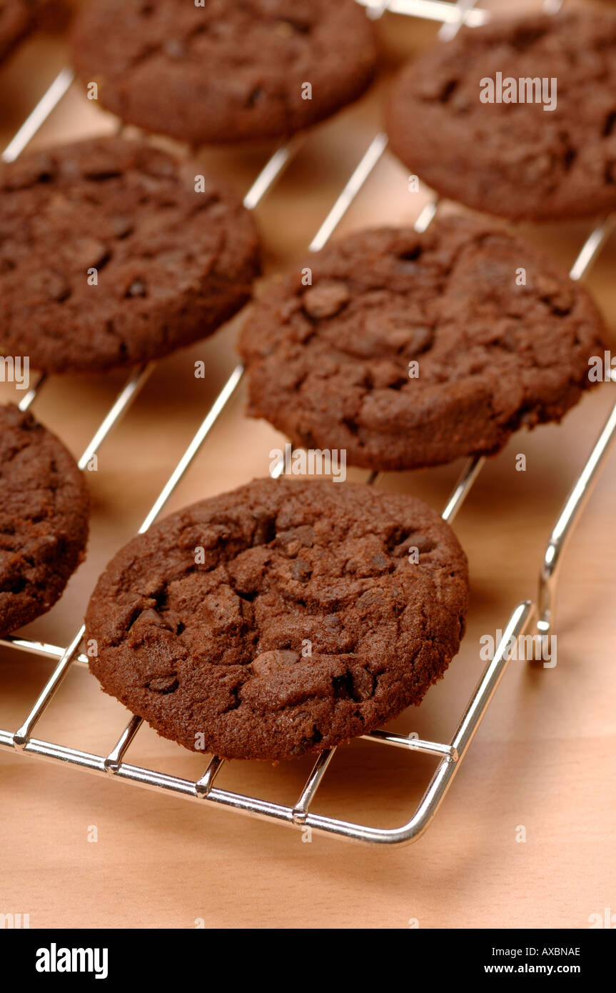Chocolate biscuits on a cooling rack Stock Photo - Alamy