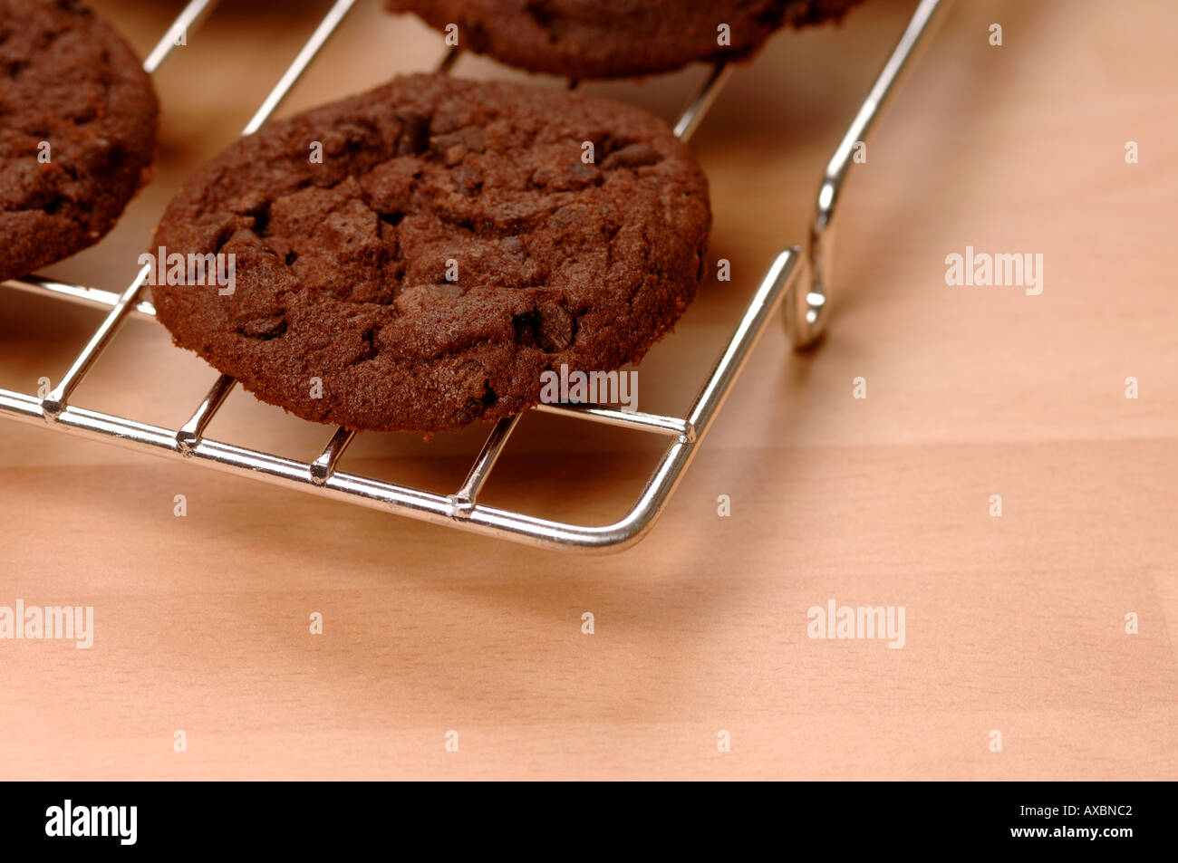 Chocolate biscuits on a cooling rack Stock Photo - Alamy