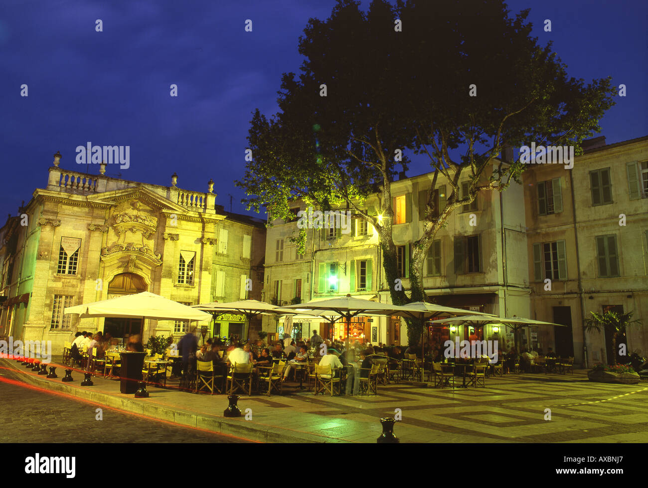 France vaucluse avignon square cafes hi-res stock photography and ...