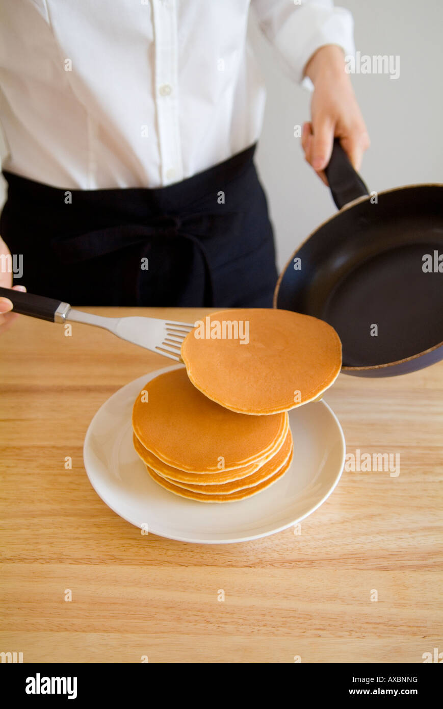 Woman making pancakes Stock Photo - Alamy
