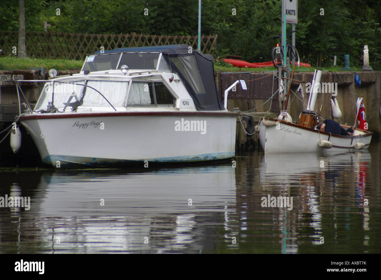 leisure pleasure boat boating floating afloat moor allington river ...