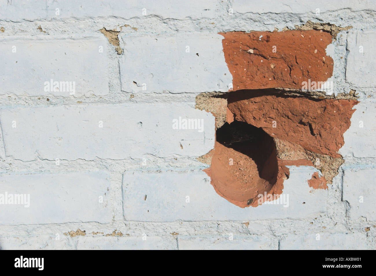 Broken brick wall hi-res stock photography and images - Alamy