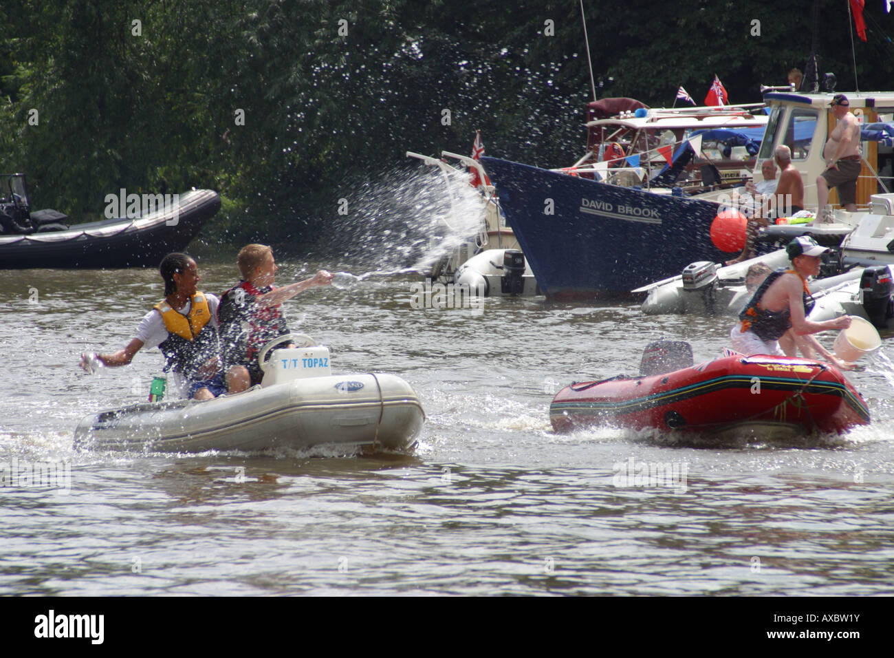 Bucket water splash hi-res stock photography and images - Alamy