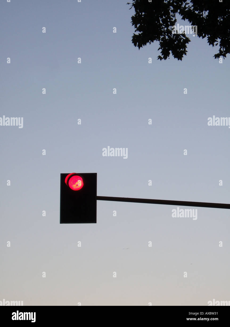 red traffic light at night Stock Photo - Alamy