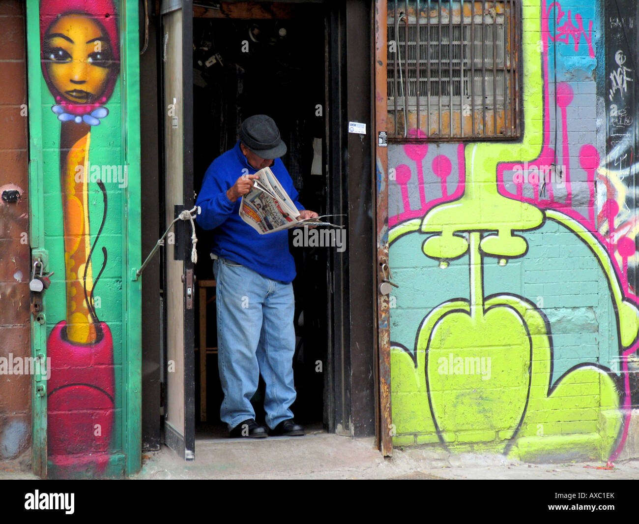 Graffiti man reading hi-res stock photography and images - Alamy