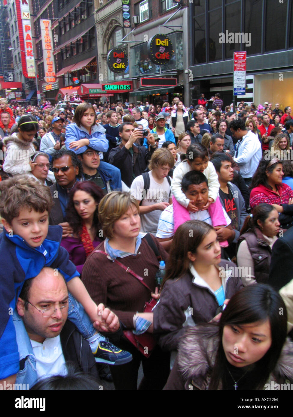 Thanksgiving parade new york street hi-res stock photography and images ...