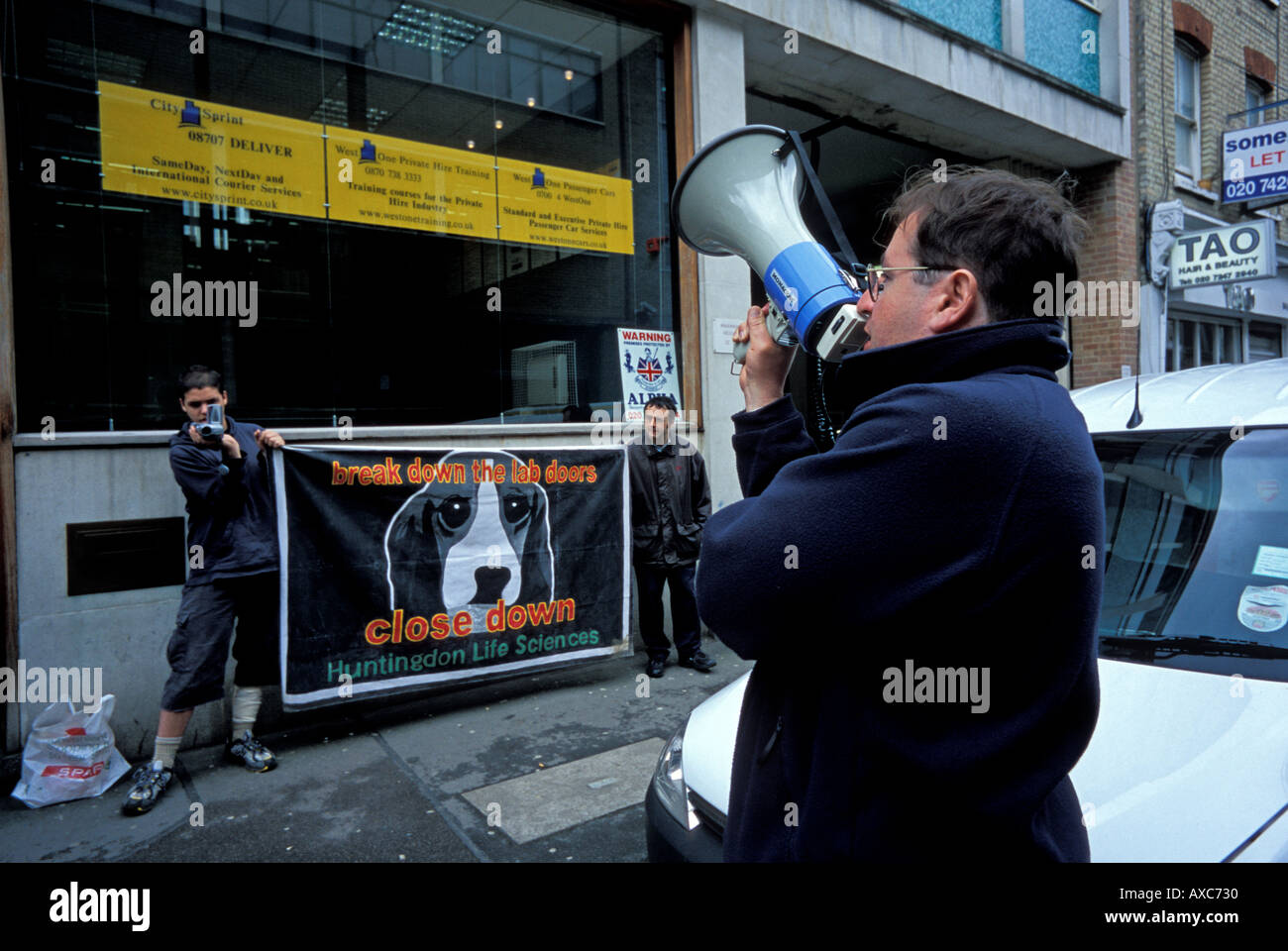 Huntingdon animal testing protest hi-res stock photography and images ...