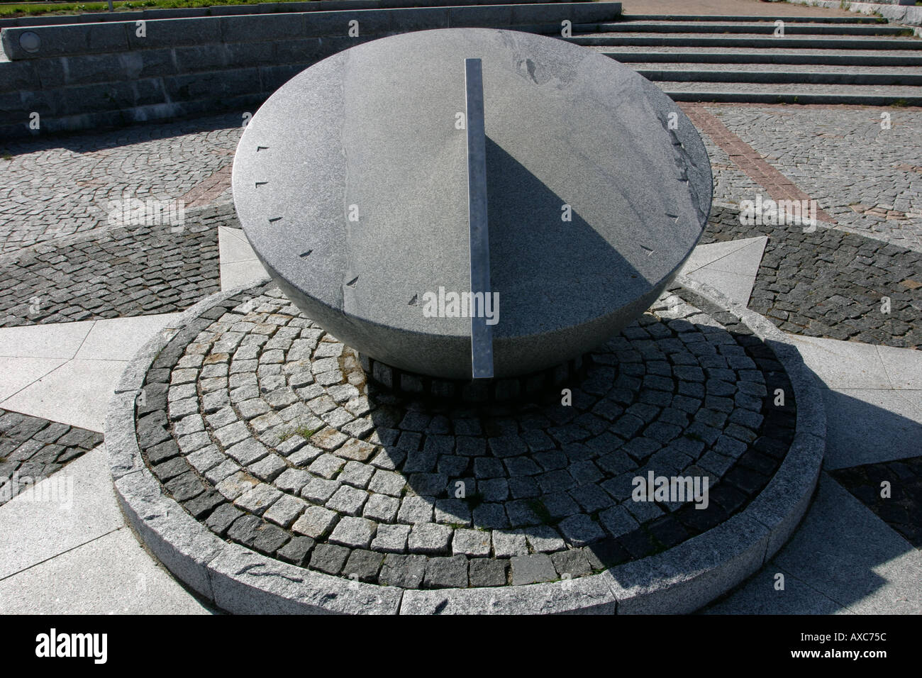 Round sundial hi-res stock photography and images - Alamy