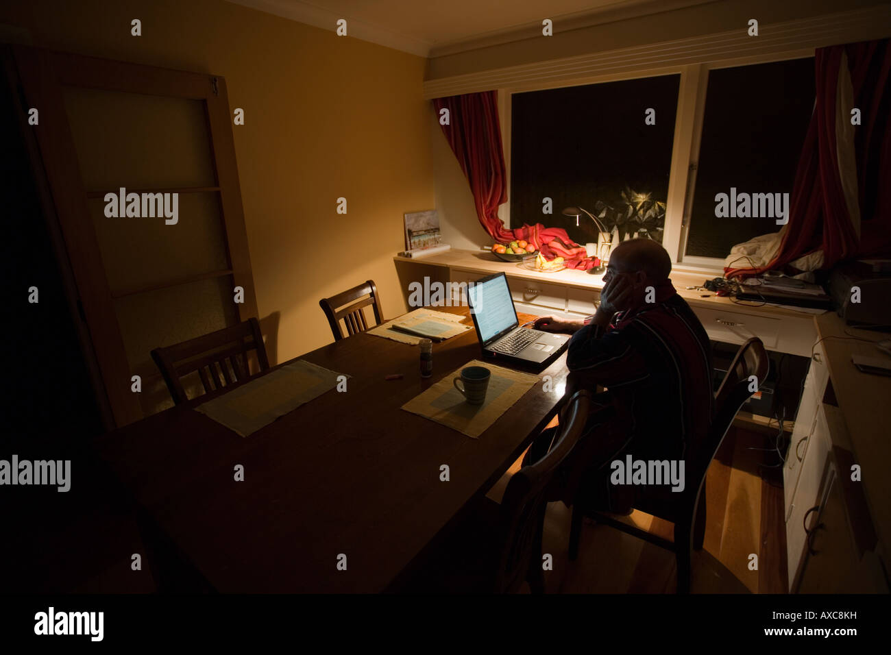 Man computer screen dark room hi-res stock photography and images - Alamy
