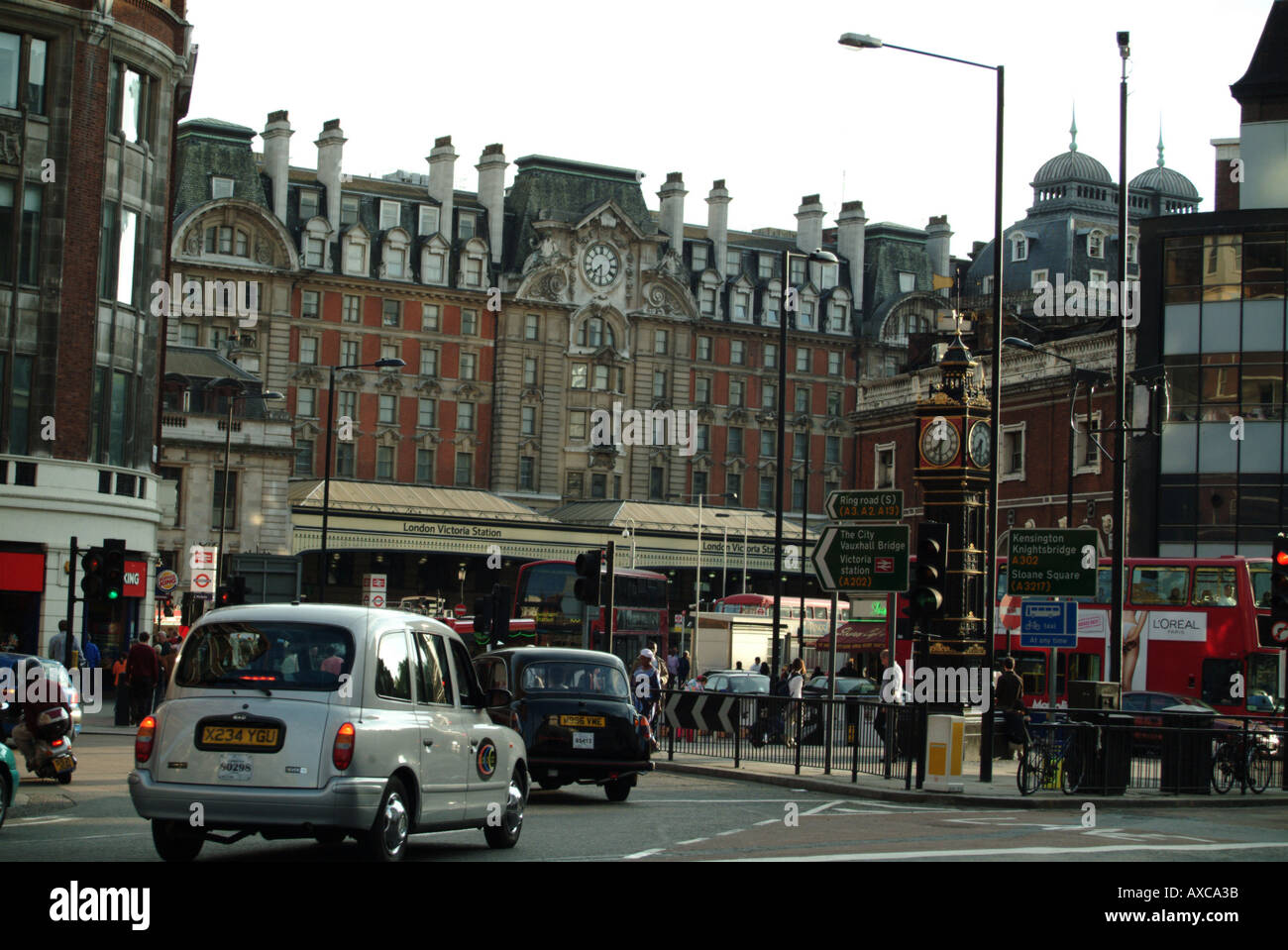 London victoria railway station black taxi cab buses trains Stock Photo ...