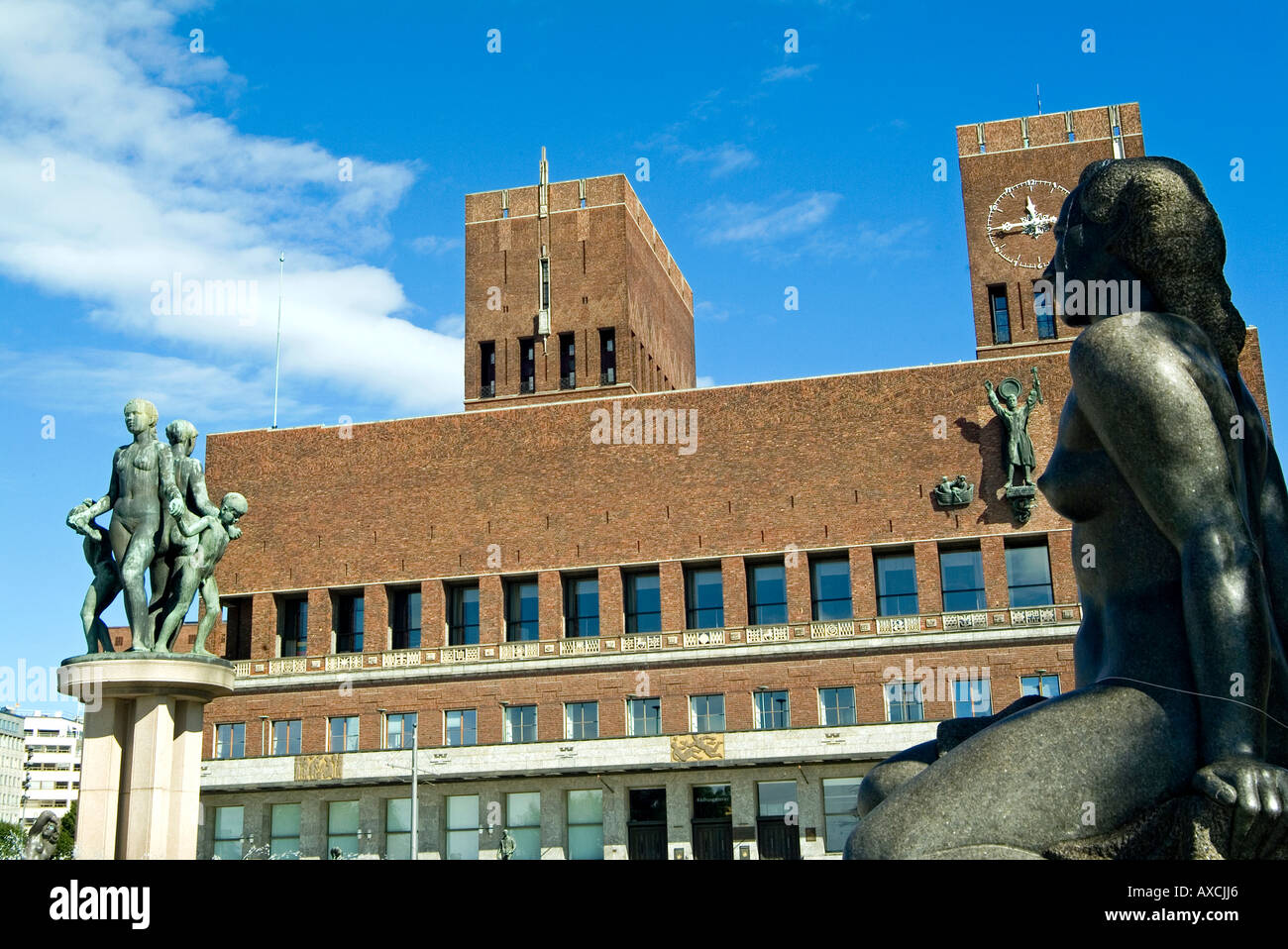 Oslo noruega radhus architecture hi-res stock photography and images ...