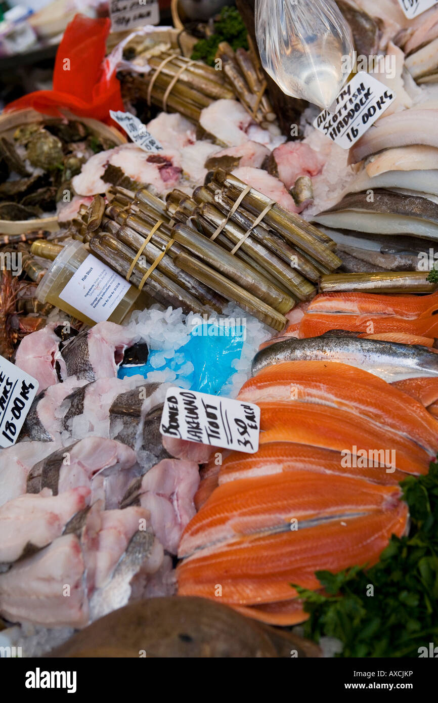 fresh wet fish display Stock Photo - Alamy