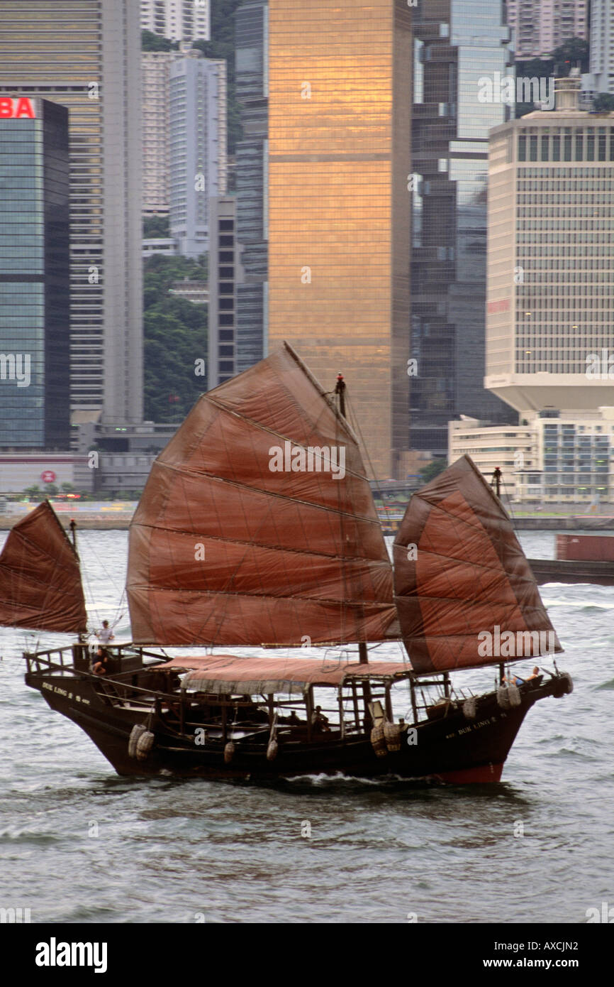 Traditional junk Victoria Harbour Hong Kong Stock Photo - Alamy
