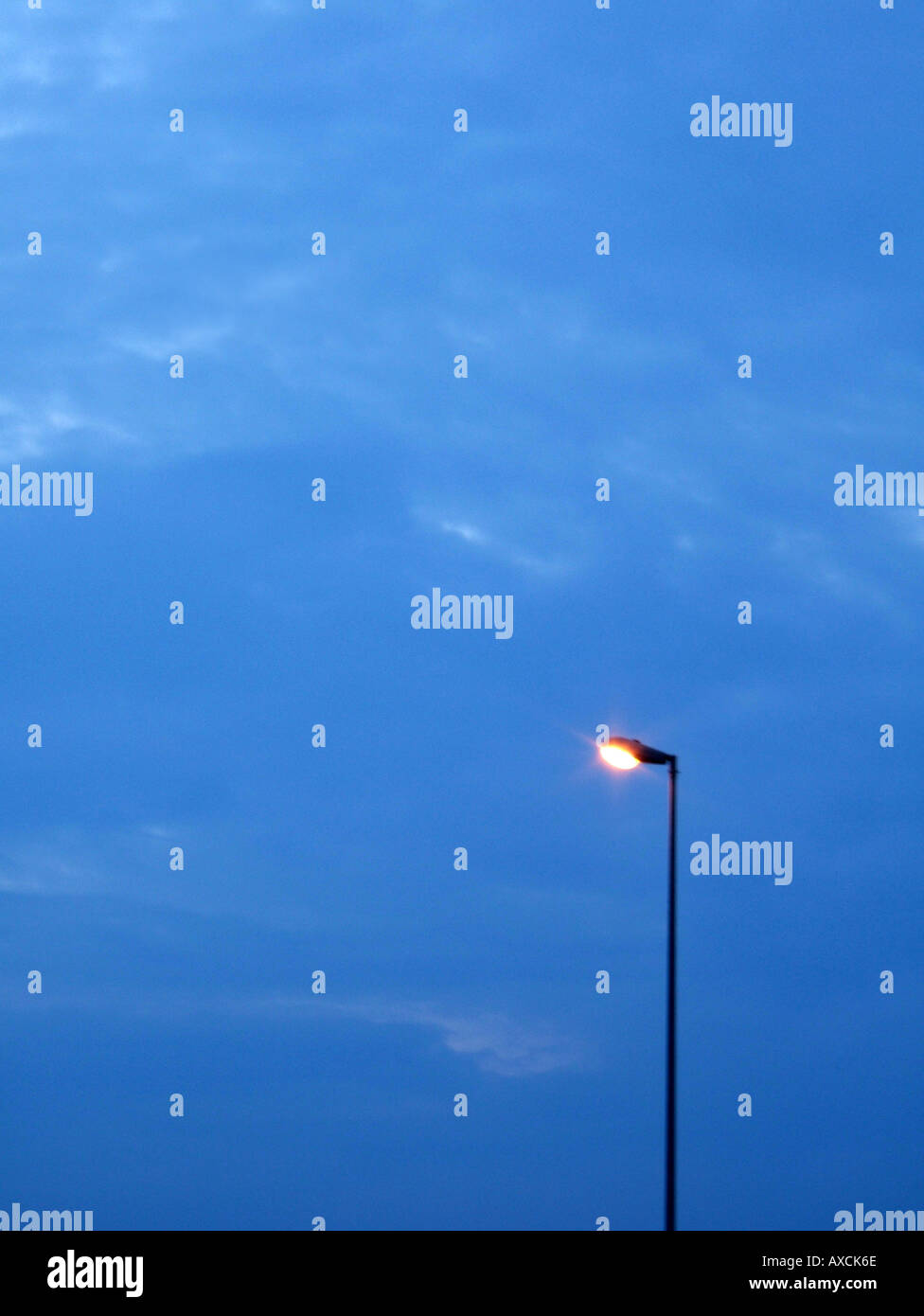lamp post at night Stock Photo - Alamy