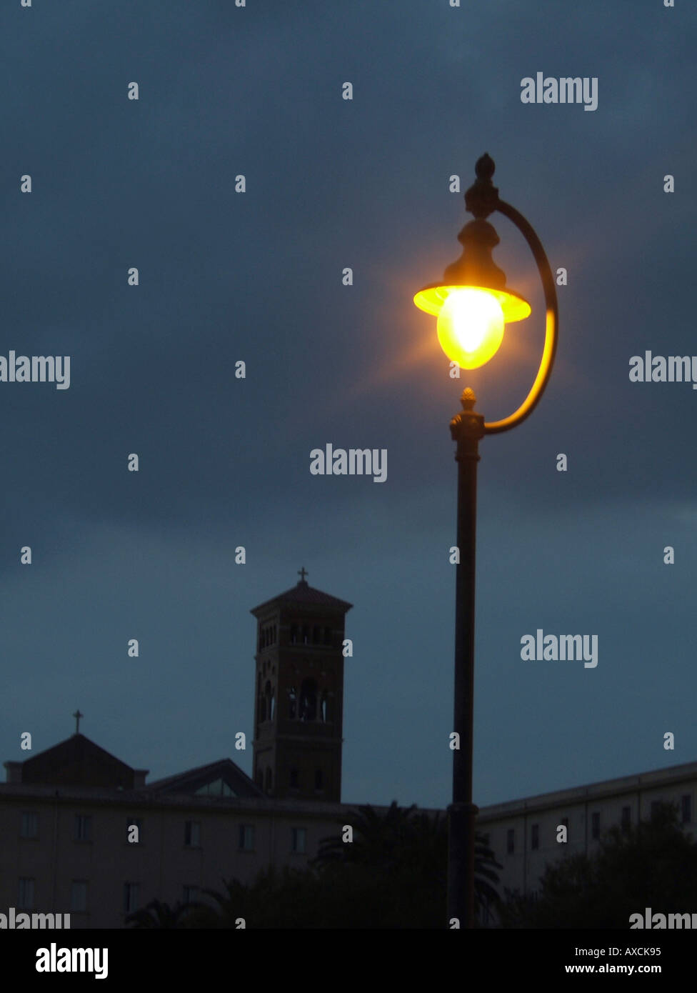lamp post at night Stock Photo - Alamy