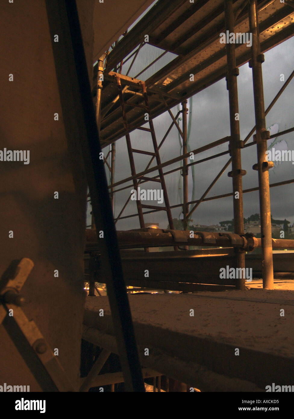 scaffolding at night Stock Photo - Alamy