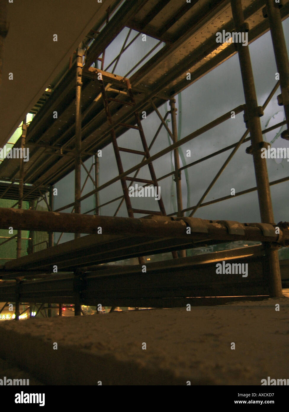 scaffolding at night Stock Photo - Alamy
