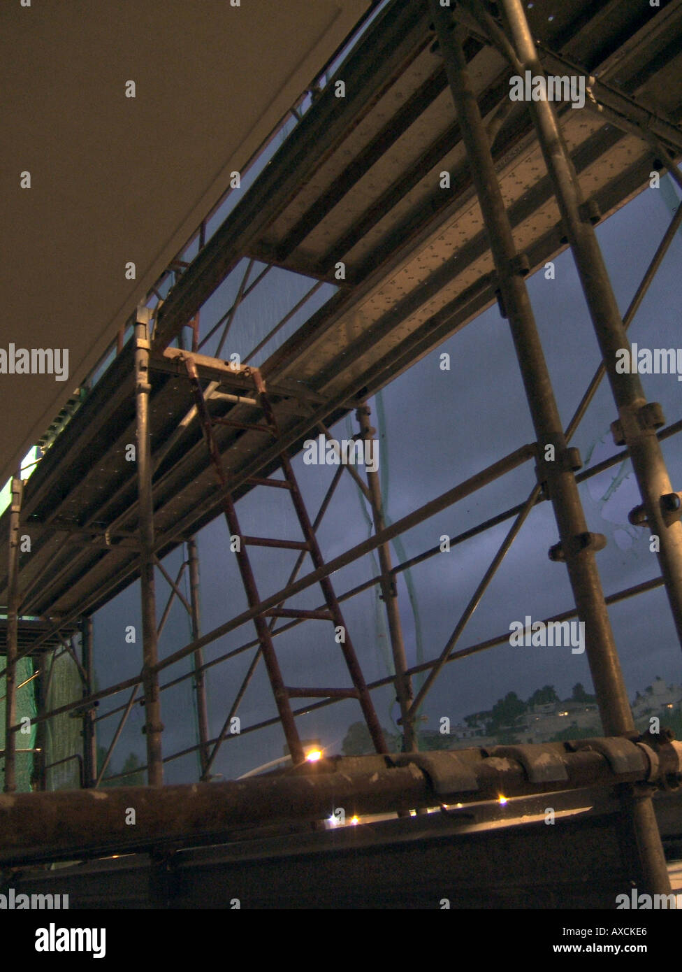 scaffolding at night Stock Photo - Alamy