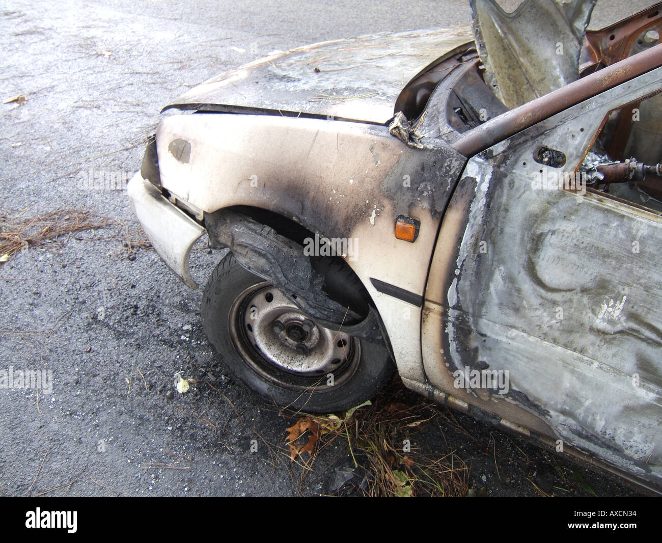 abandoned burnt out car Stock Photo - Alamy