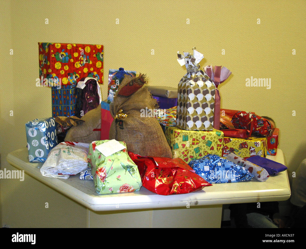 table with birthday presents in wrapping paper Stock Photo - Alamy