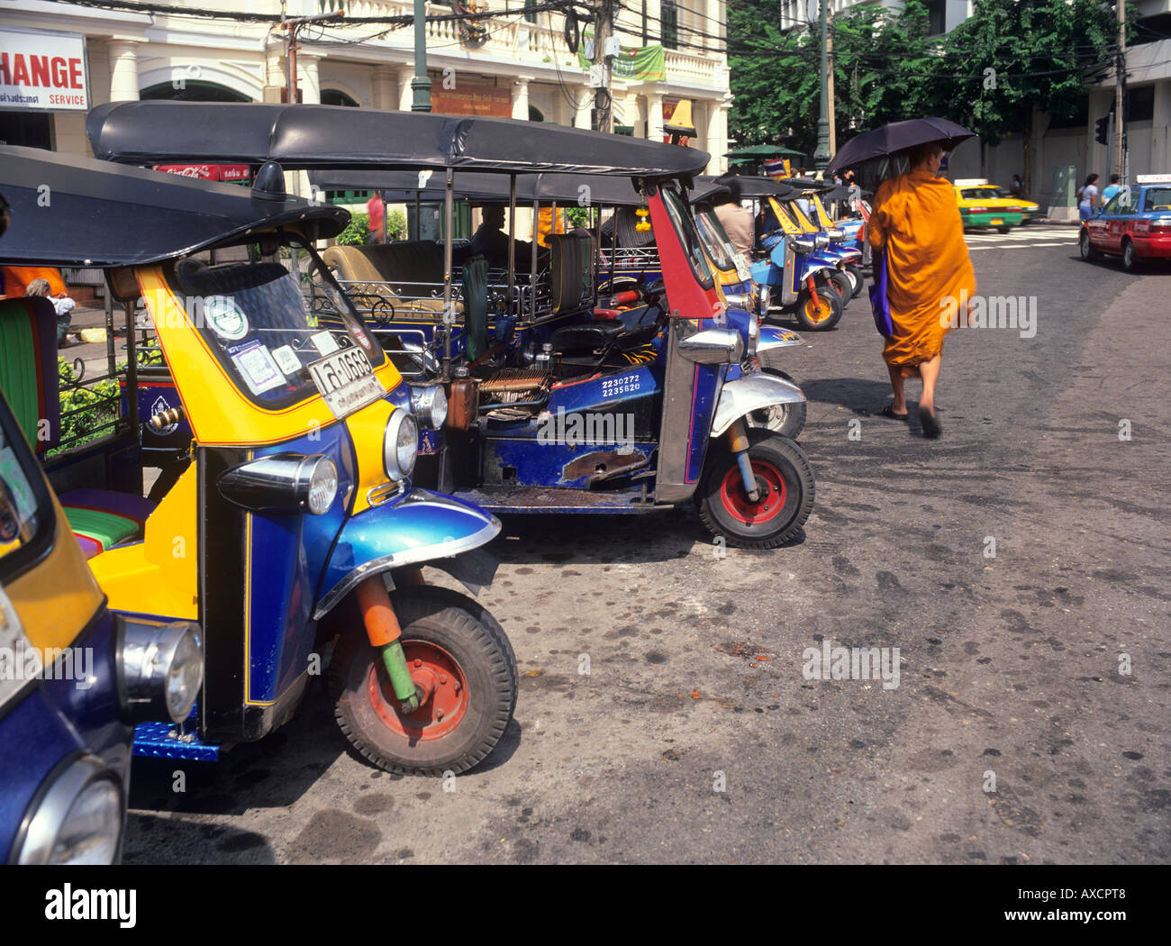Monk umbrella bangkok hi-res stock photography and images - Alamy