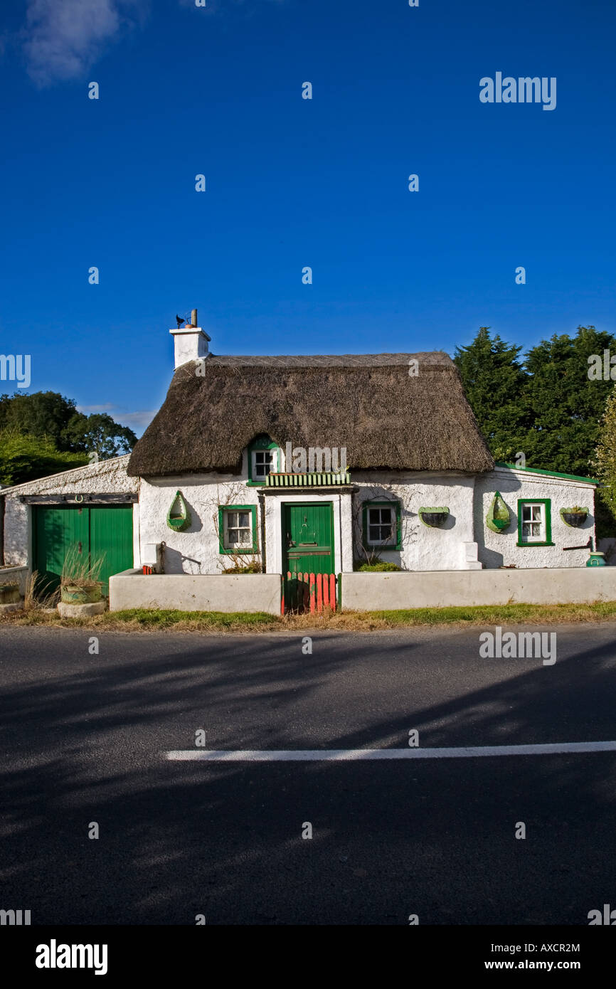 Cute thatched cottage hi-res stock photography and images - Alamy