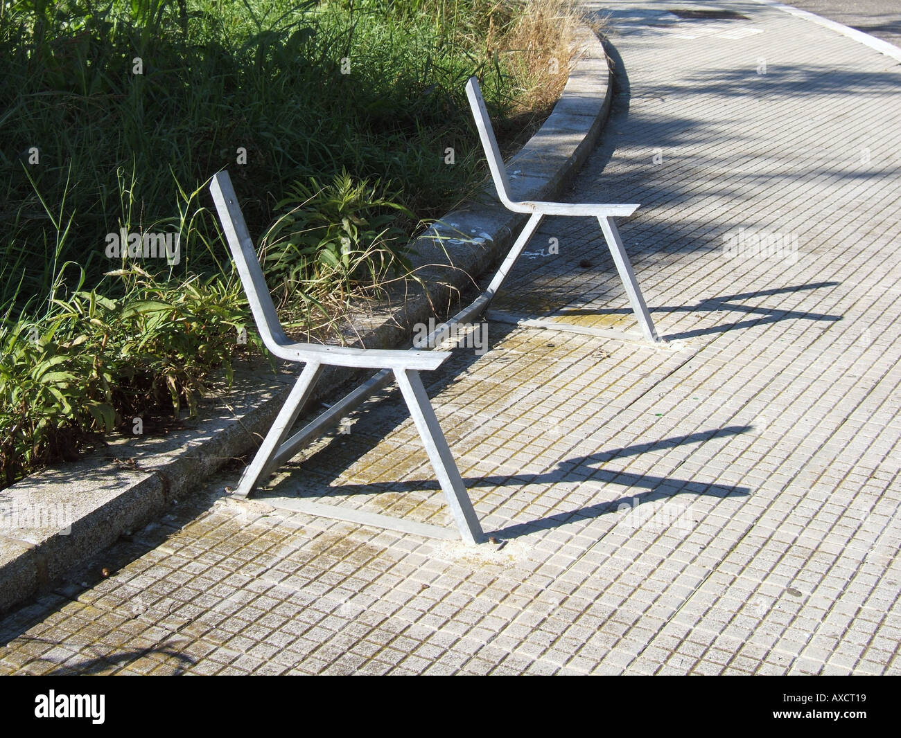 broken park bench Stock Photo - Alamy