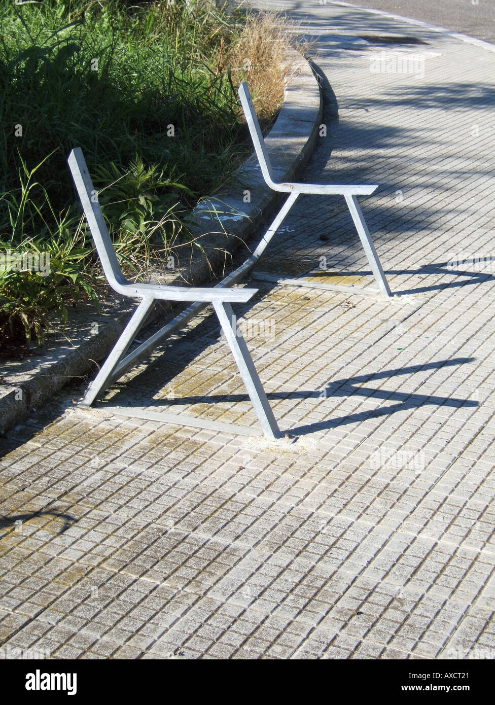 broken park bench Stock Photo - Alamy